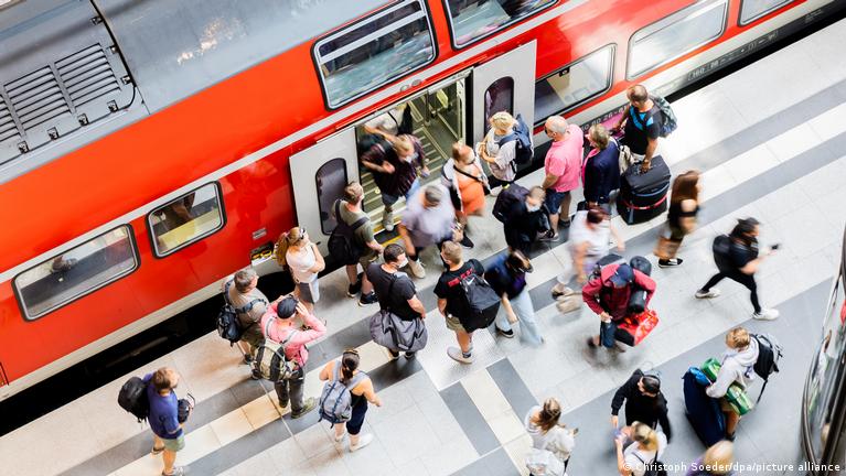 Germany launches €49 monthly public transport ticket – DW – 04/04/2023