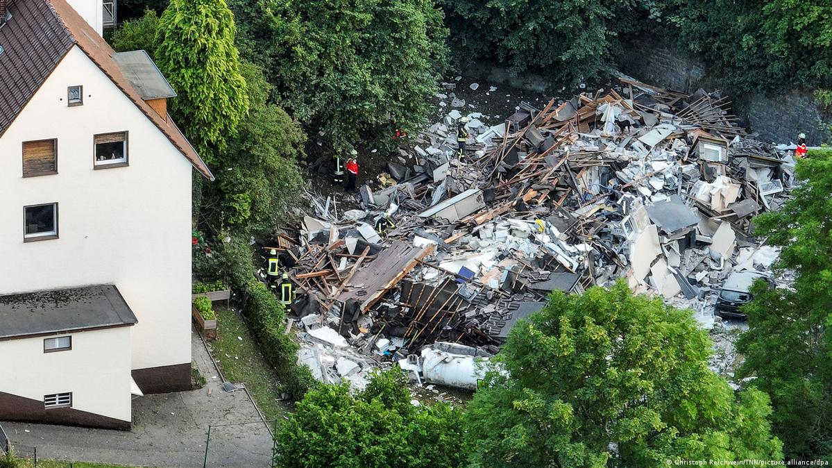 Germany: Firefighters rescue 2 following explosion at house – DW – 07 ...