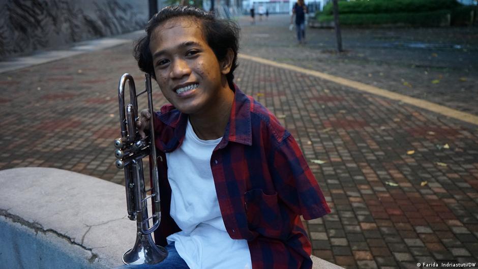 Indonesia: Playing jazz trumpet without hands – DW – 07/29/2022