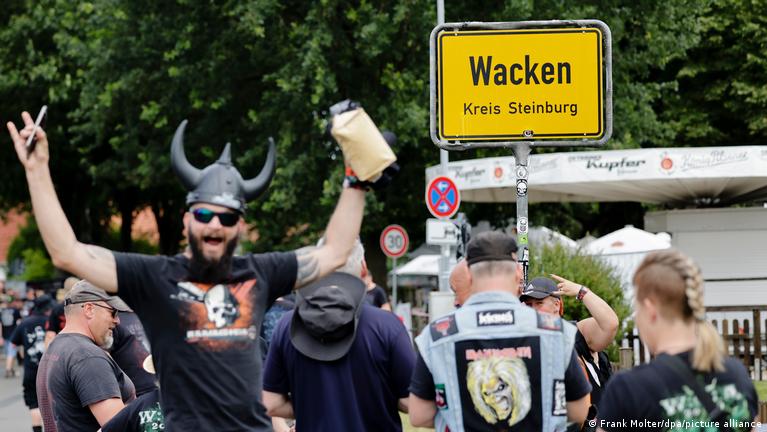 The mega metal party begins – DW – 08/04/2022