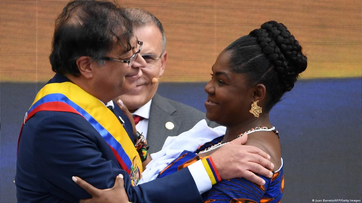 Colombia inaugurates ex-guerilla as president – DW – 08/07/2022