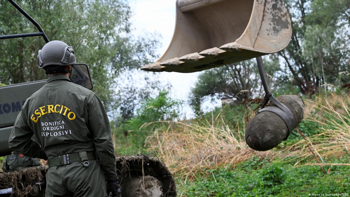 WWII bomb found in Po River detonated safely – DW – 08/08/2022