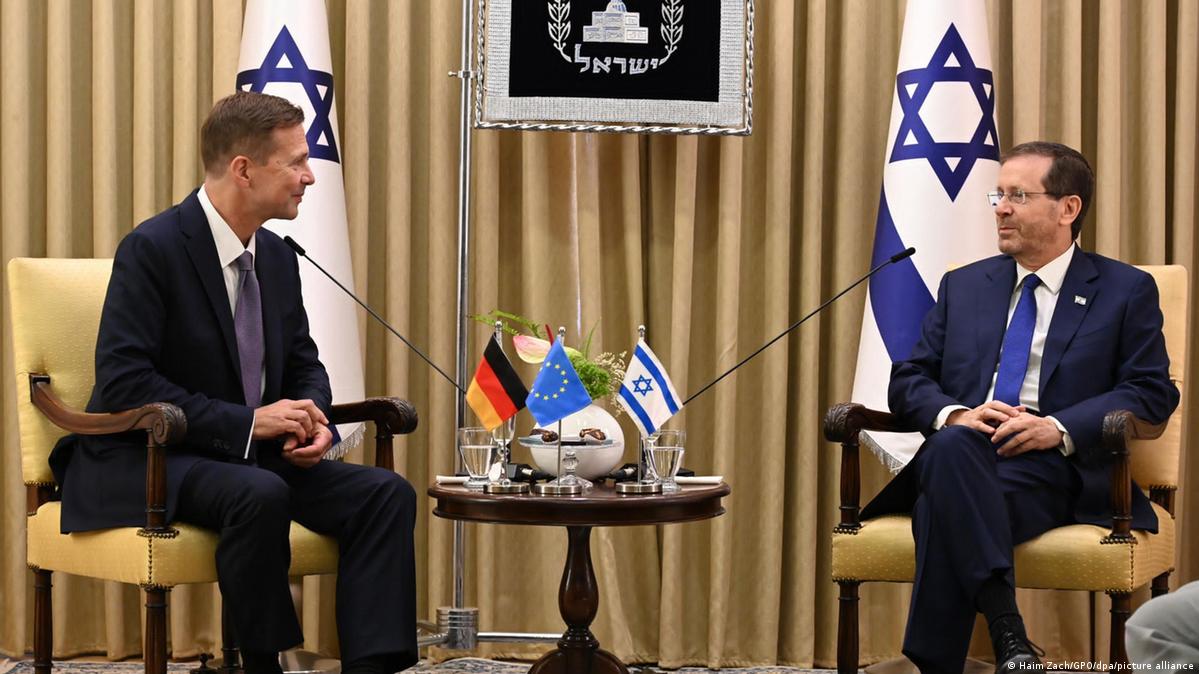 Former Merkel spokesman takes up post as Israel ambassador – DW – 08/09 ...