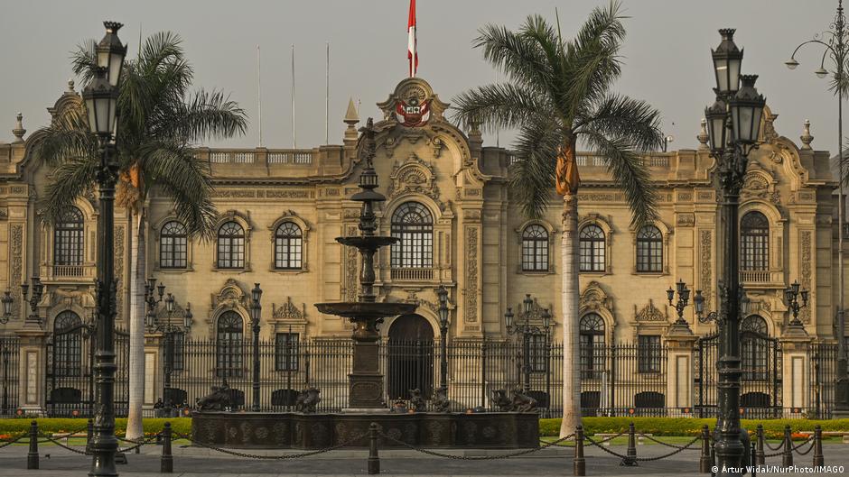 Peruvian police raid presidential palace – DW – 08/10/2022