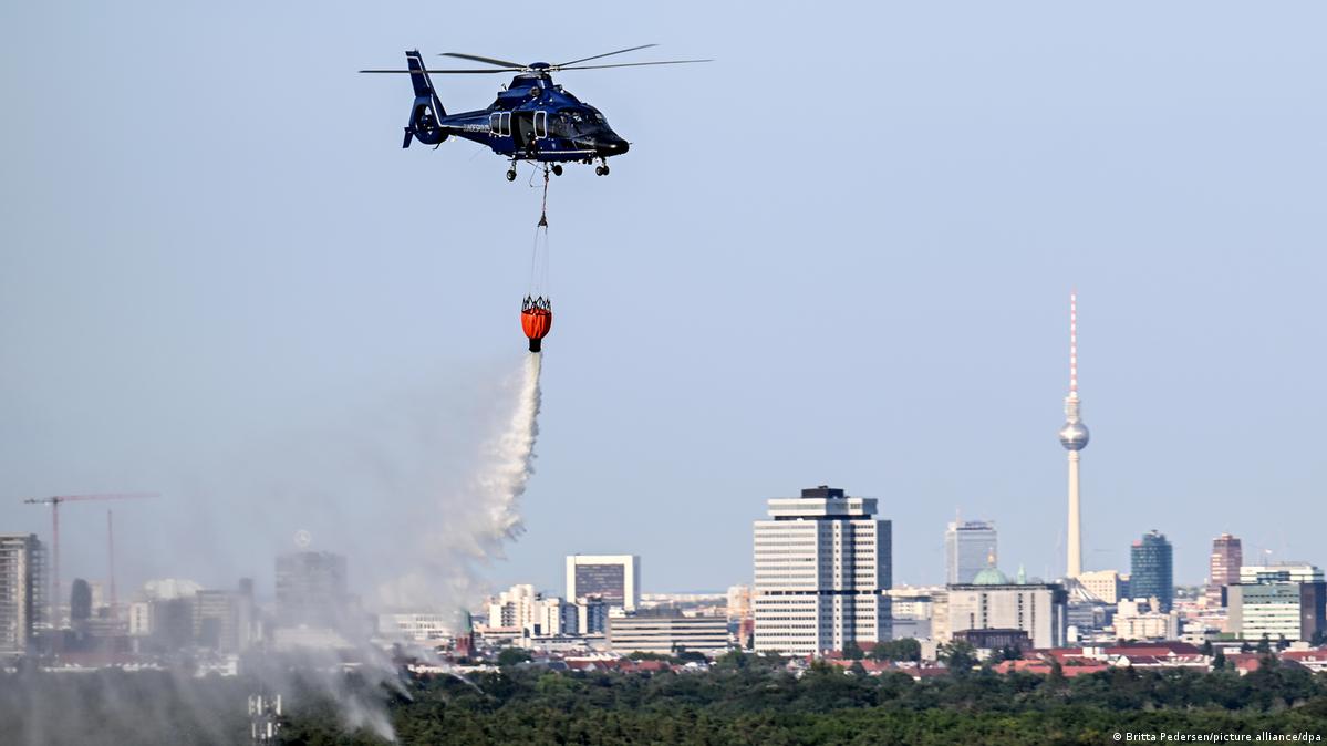 Fire crew nears Berlin munitions depot
