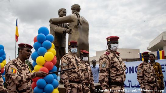 L'économie tchadienne sous le poids du nombre de généraux – DW – 23/02/2023