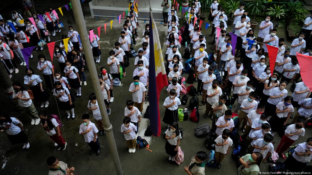 Filipino Kids Go Back To School After Lockdowns DW 08 22 2022
