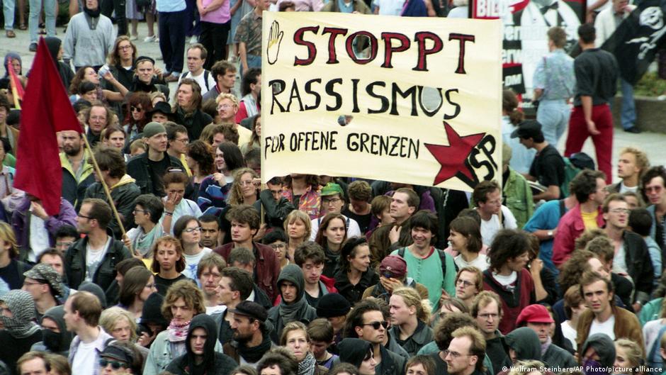 Germany remembers 1992 anti-immigrant riots in Rostock – DW – 08/22/2022