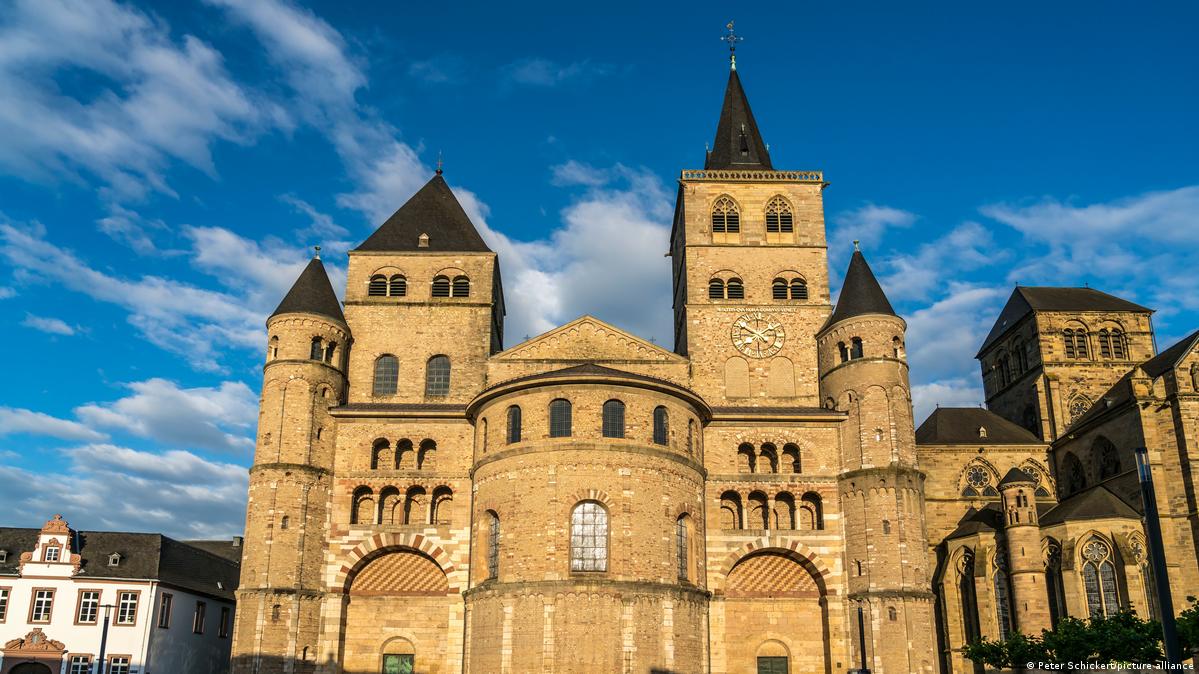 Trewir. Ponad 500 ofiar molestowania przez księży – DW – 26.08.2022