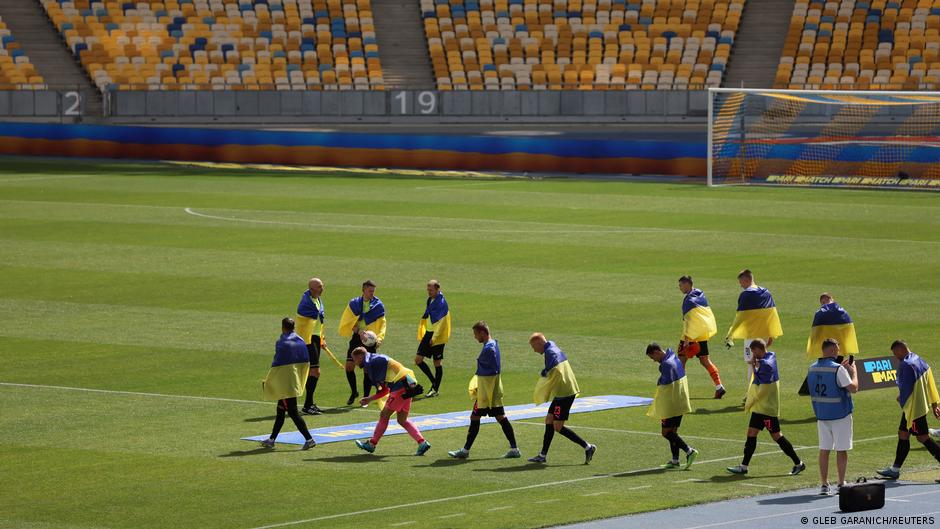 Ukraine Premier League offers fans semblance of normalcy – DW – 08/30/2022