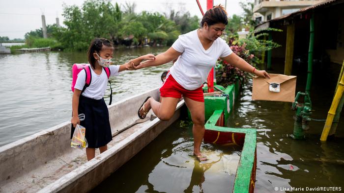 Flooding in Philippines dampens school return | All media content | DW | 25.08.2022