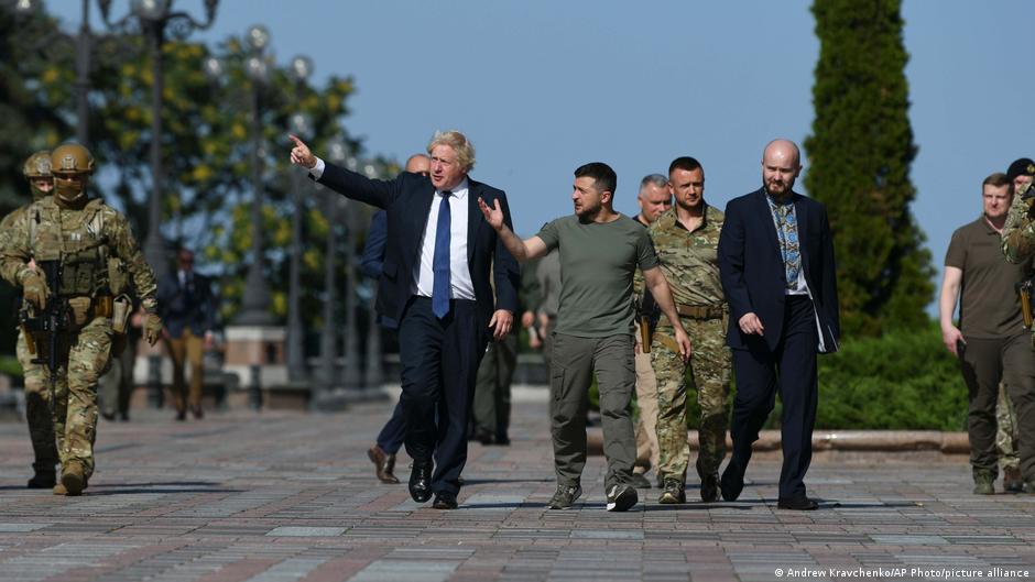Boris Johnson visita Kiev no Dia da Independência – DW – 24/08/2022