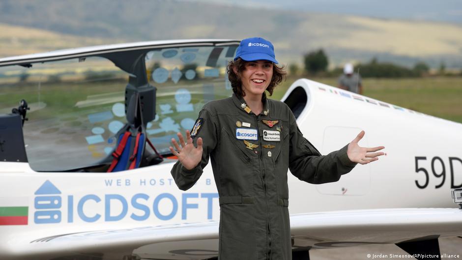 Teen sets record as youngest person to fly around the world – DW – 08 ...