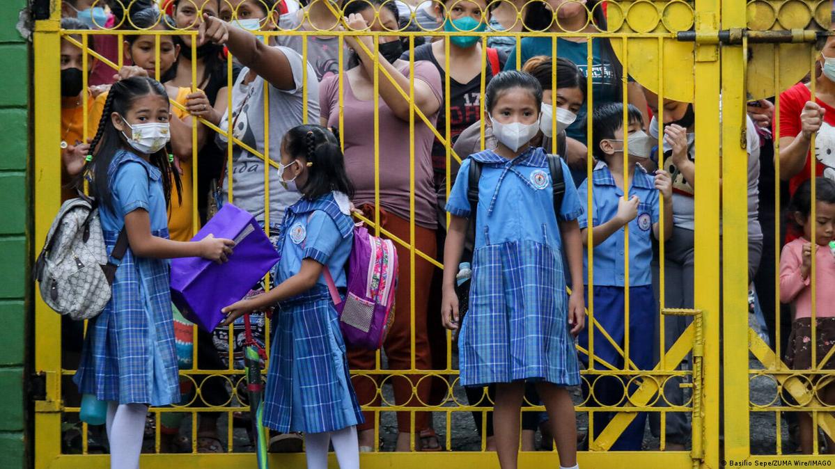 Flooding in Philippines dampens school return – DW – 08/25/2022