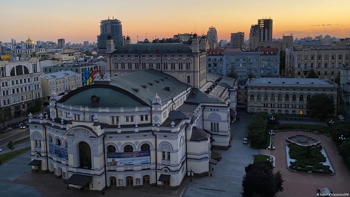 In Kyiv, domestic tourists are back, despite air raid sirens – DW – 09 ...