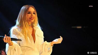 Turkish pop star Gulsen placed under house arrest – DW – 08/29/2022