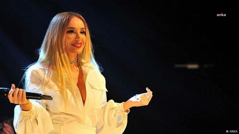 Turkish pop star Gulsen placed under house arrest – DW – 08/29/2022