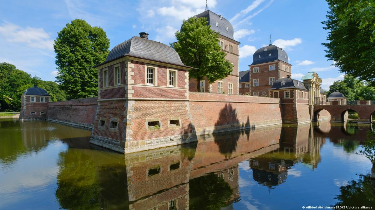 Άχαους: Μία «πανέξυπνη» πόλη γεμάτη… QR-codes – DW – 24/01/2025