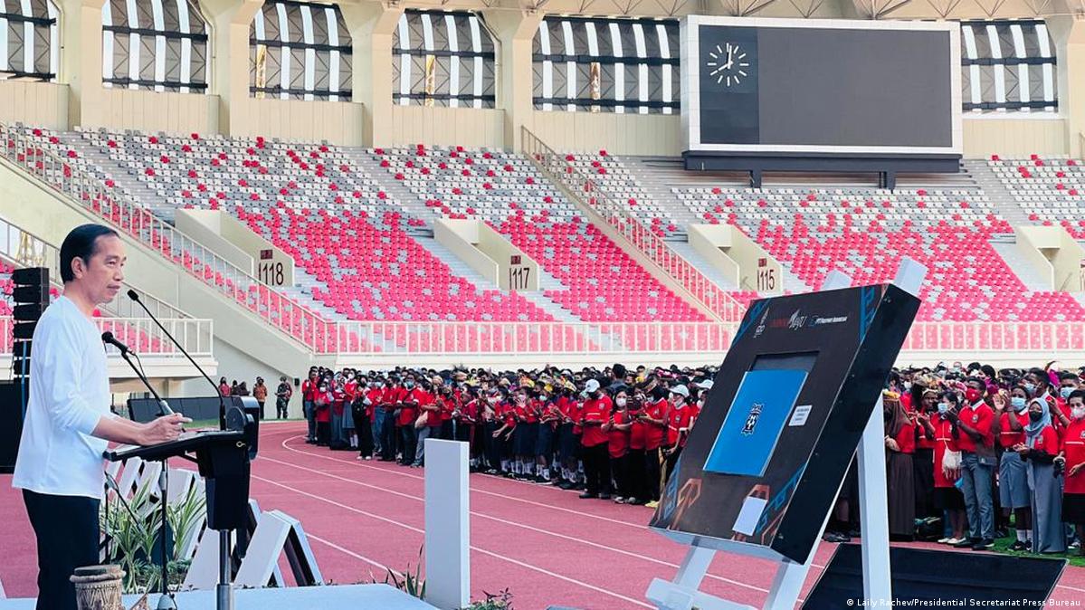 Jokowi Luncurkan Akademi Sepak Bola Pertama di Papua – DW – 31.08.2022