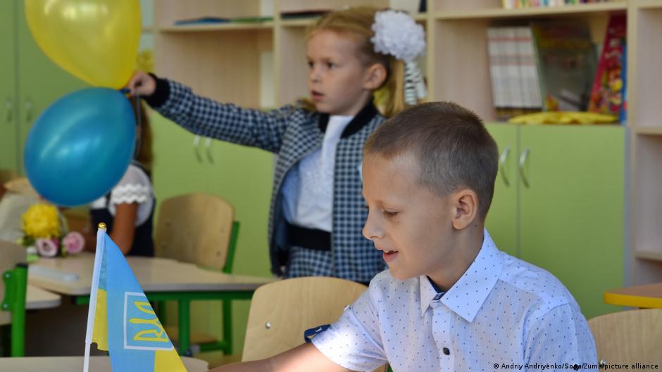 Ukraine schools reopen as war rages on – DW – 09/01/2022