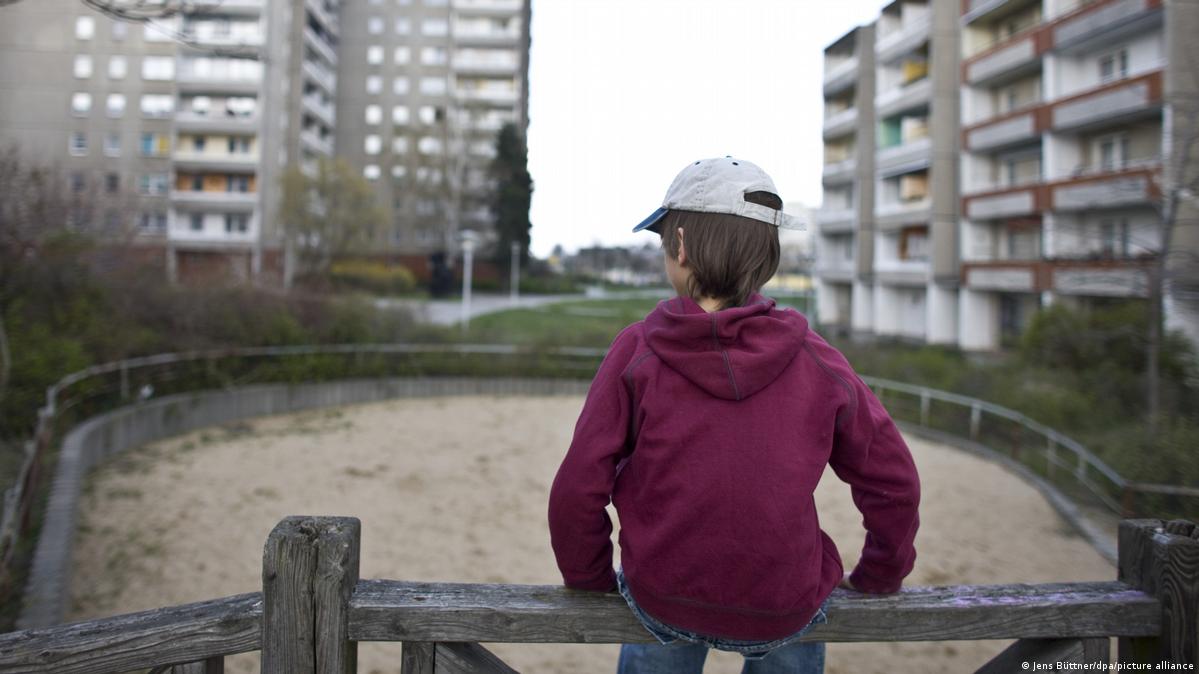 1 in 4 children at risk of poverty in Europe, report says – DW – 03/07/2023