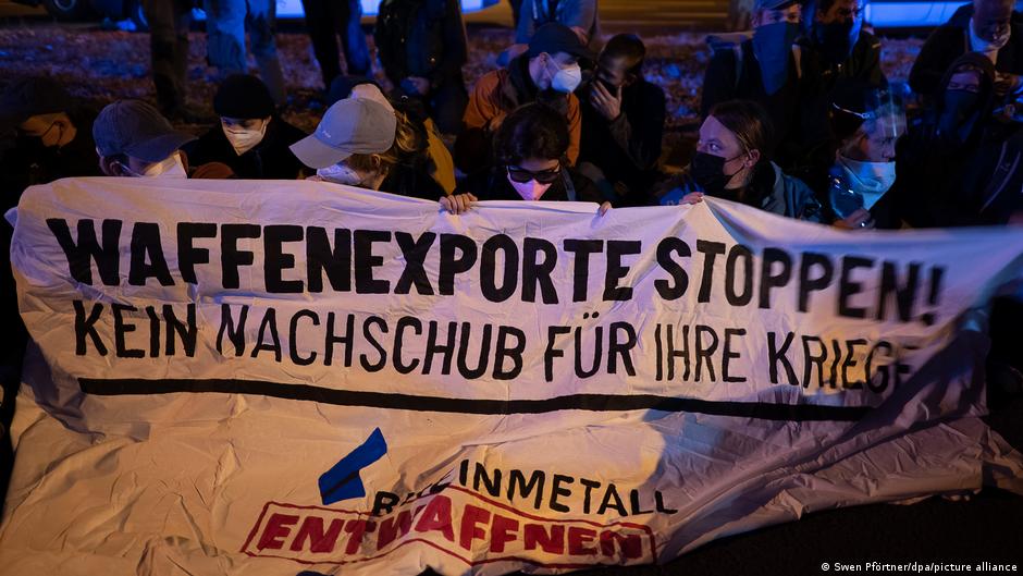 Police, protesters clash at German arms factory – DW – 09/02/2022