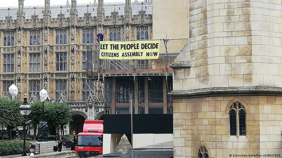 UK: Climate protesters glue themselves inside Parliament