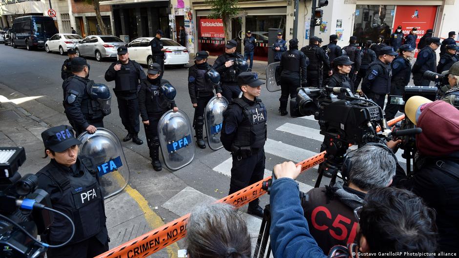 Thousands rally after attack on Argentina's VP – DW – 09/03/2022
