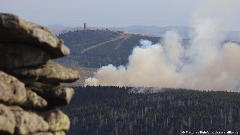 Forest fire hits northern Germany's highest peak – DW – 09/04/2022