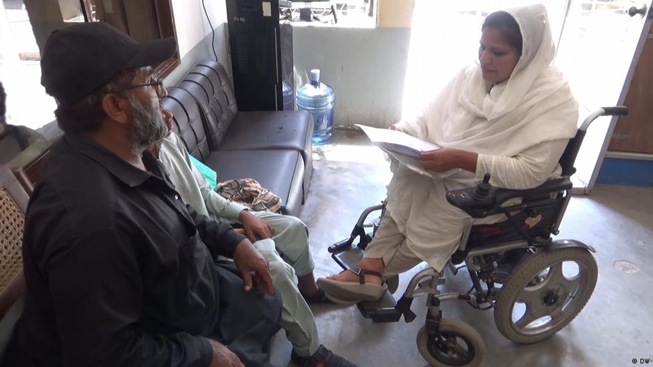 Pakistani polio survivor becomes social innovator – DW – 09/08/2022