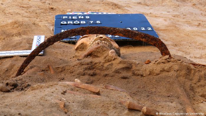 Arqueólogos desentierran esqueleto de un "vampiro" del siglo XVII con ...