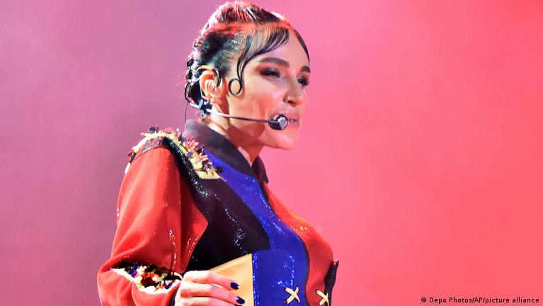 Turkey: Pop star Gulsen released from house arrest