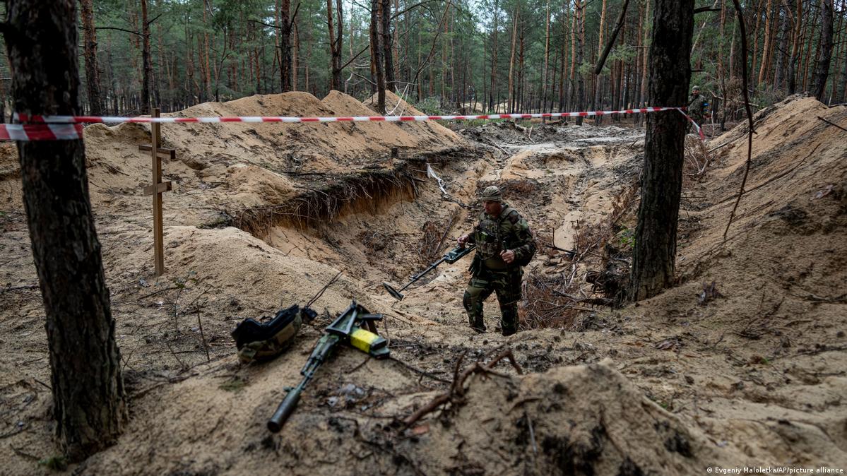 Ukraine: Zelenskyy says mass grave found in Izium