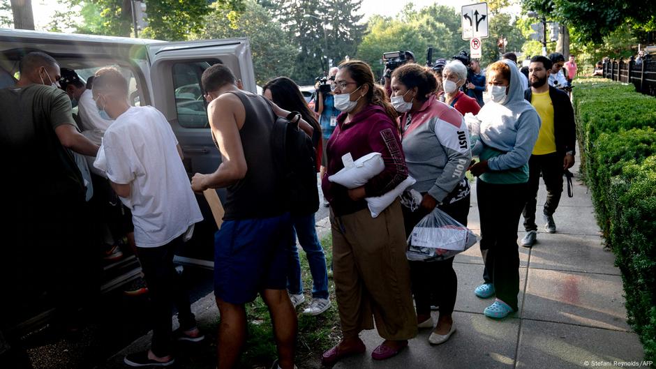 Texas governor buses migrants to VP Kamala Harris' residence – DW – 09 ... Texas governor buses migrants to VP Kamala Harris' residence – DW – 09 ...