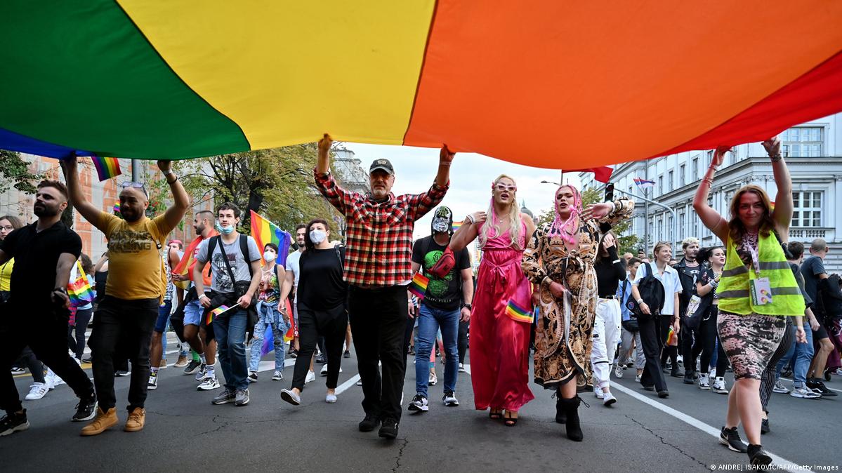 Otkazana Europride u Beogradu - skretanje pozornosti? – DW – 17.09.2022