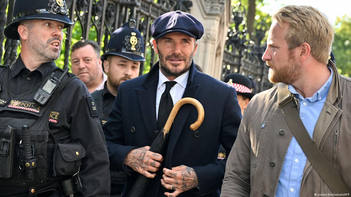 Beckham hace cola de 13 horas para despedirse de Isabel II