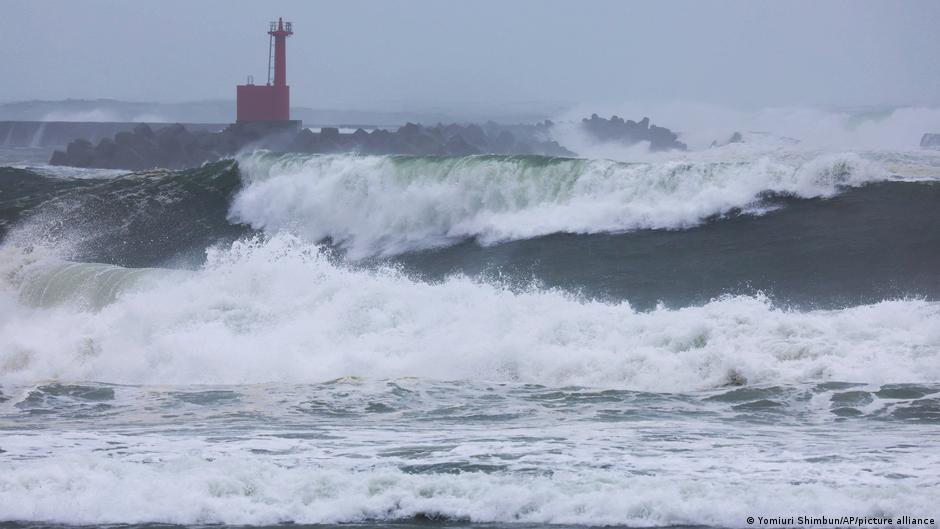 Japón en alerta máxima por llegada de potente tifón Nanmadol – DW – 18 ...