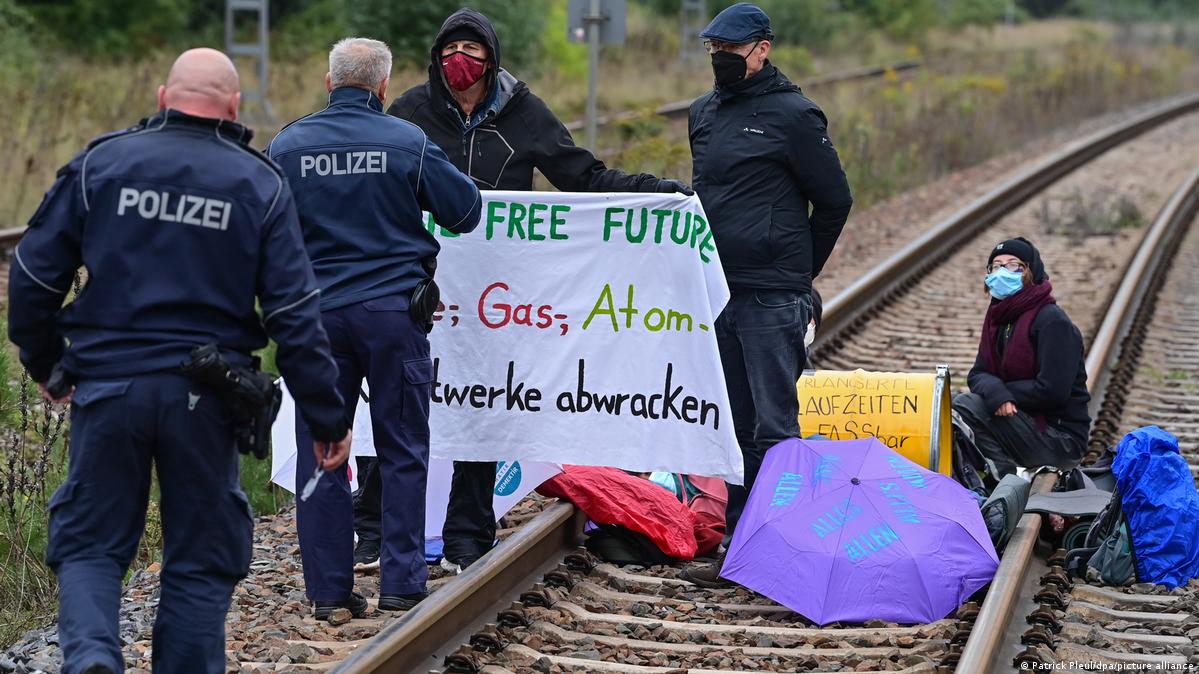 Arrests as German climate protesters target coal and cars – DW – 09/20/2022