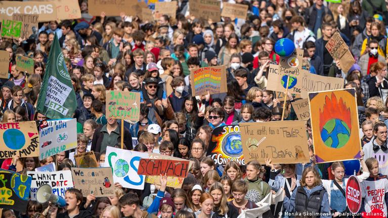 'Fridays for Future' activists protest worldwide – DW – 09/23/2022