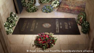 Stone slab laid at Queen Elizabeth's burial site – DW – 09/24/2022