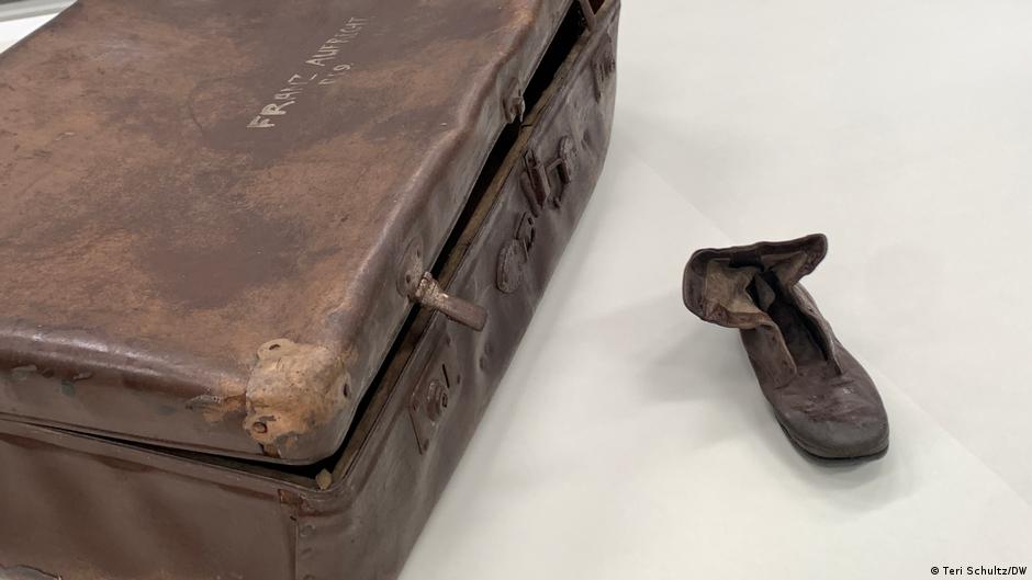 Saving Holocaust artifacts for the future – DW – 10/08/2022