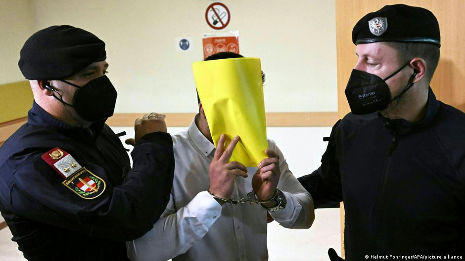 سه جوان افغان در اتریش به اتهام تجاوز و قتل محاکمه شدند – DW – ۱۴۰۱/۹/۱۲