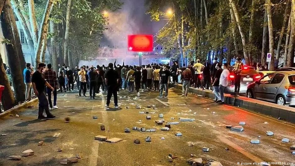 Iran cracks down on journalists over hijab protests – DW – 09/30/2022