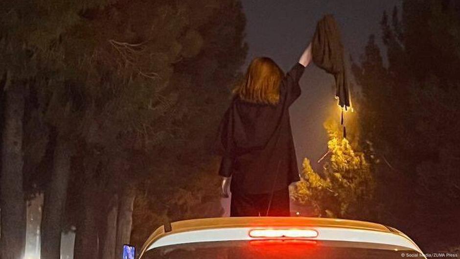 اعتراضات در ایران؛ تجمع‌های شبانه در حضور گسترده امنیتی‌ها Dw ۱۴۰۱ ۷ ۶