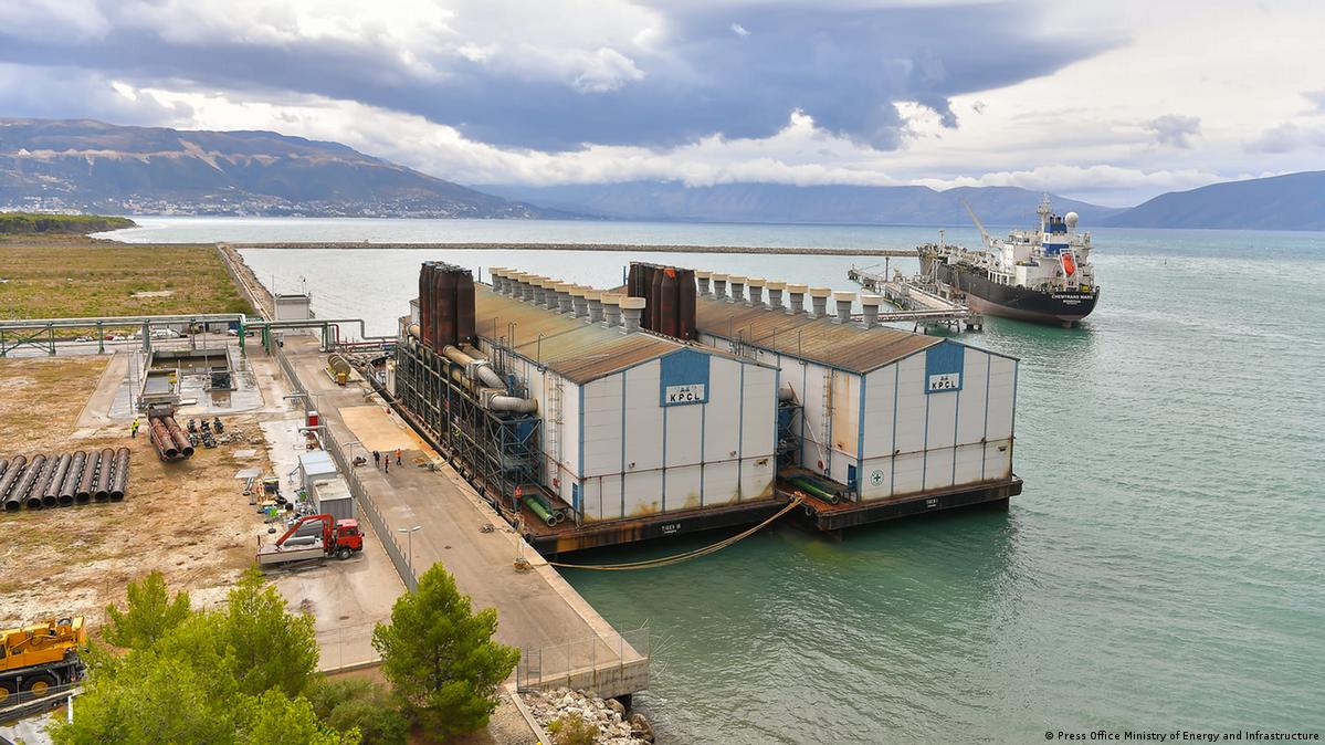 Shqipëri: Energji në kohë krize nga termocentrale lundruese – DW – 02 ...