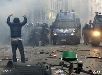 Italians shocked by night of violence in Rome's historic center – DW ...