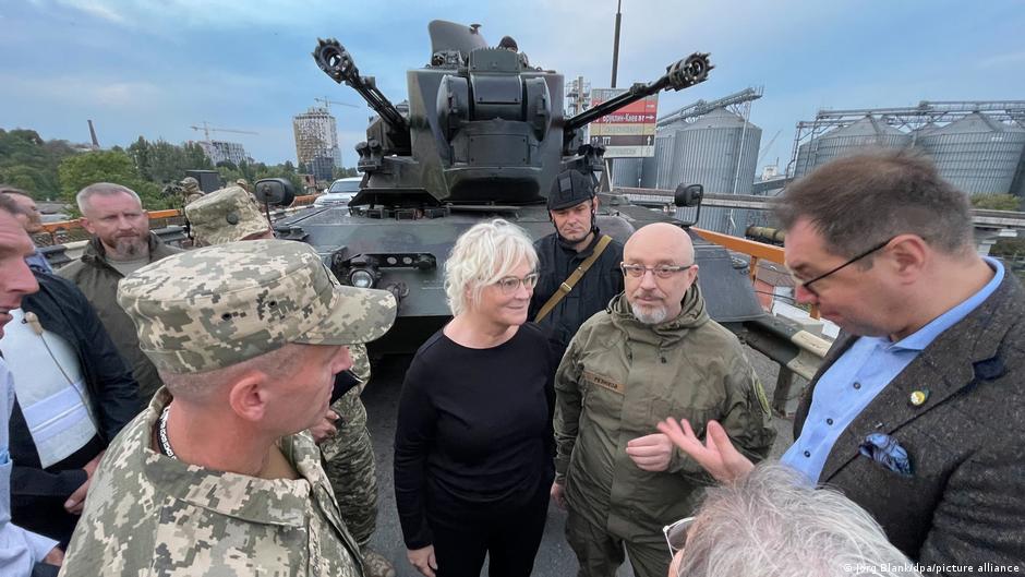 Ministra de Defensa de Alemania visita Ucrania – DW – 01/10/2022