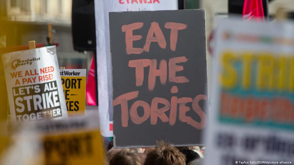 UK protesters burn energy bills over cost of living crisis – DW – 10/01 ...