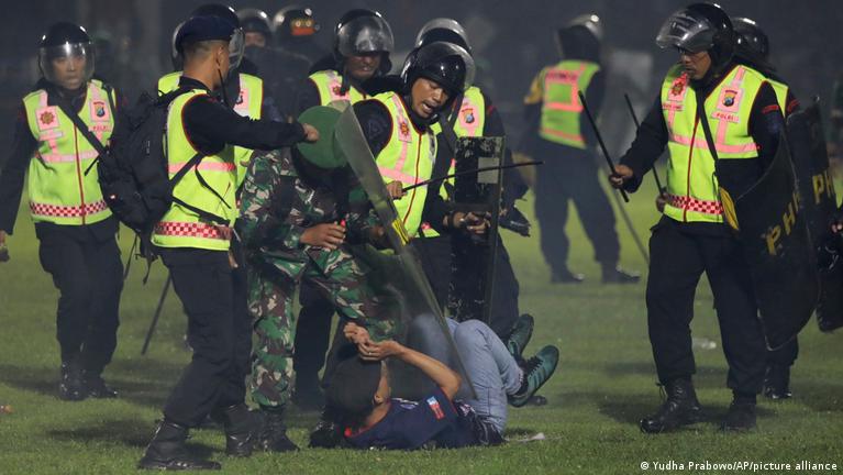 Daftar 10 Anggota Polri Dicopot Buntut Tragedi Kanjuruhan – DW – 04.10.2022