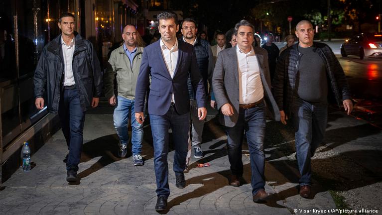 Close race in Bulgaria's fifth election in two years – DW – 04/03/2023